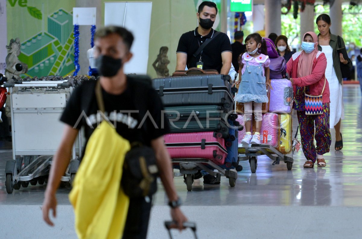 PENUMPANG PESAWAT BANDARA I GUSTI NGURAH RAI | ANTARA Foto