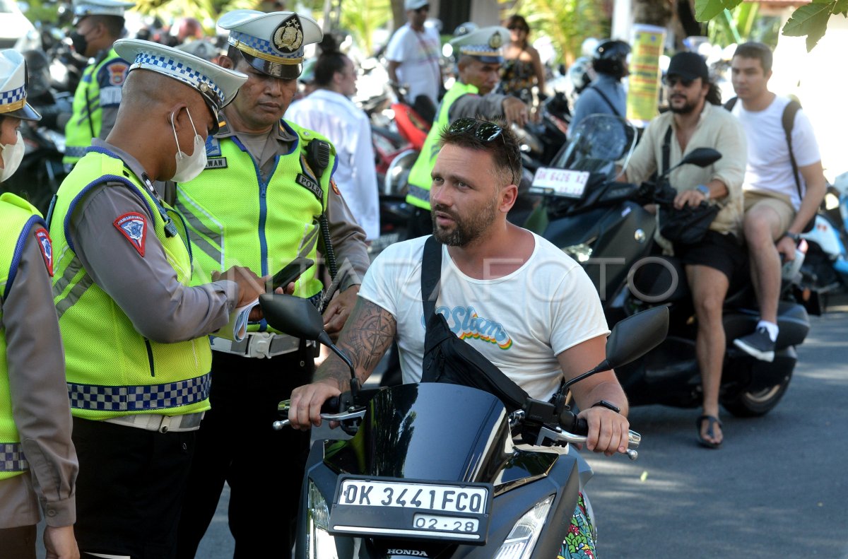 PENINDAKAN WNA PELANGGAR ATURAN LALU LINTAS DI BALI | ANTARA Foto