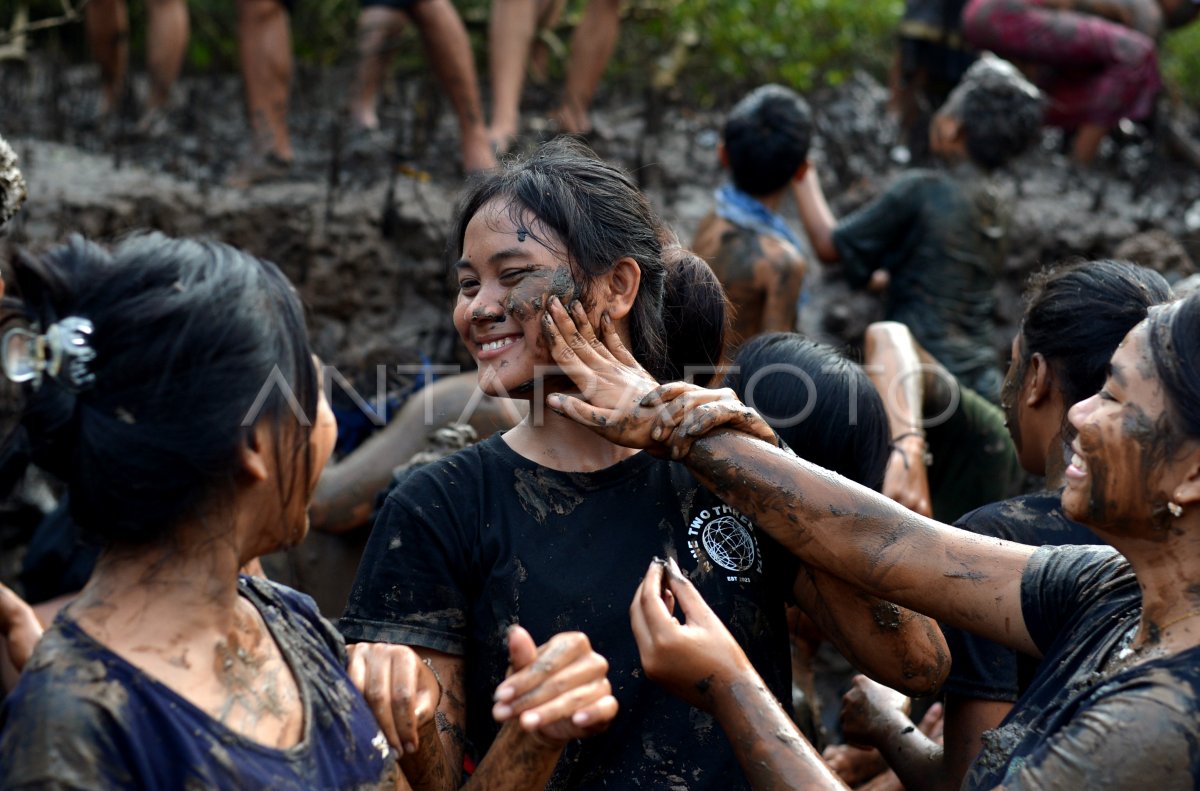 Tradisi Mebuug-Buugan | ANTARA Foto Tradisi Mebuug-Buugan | ANTARA Foto