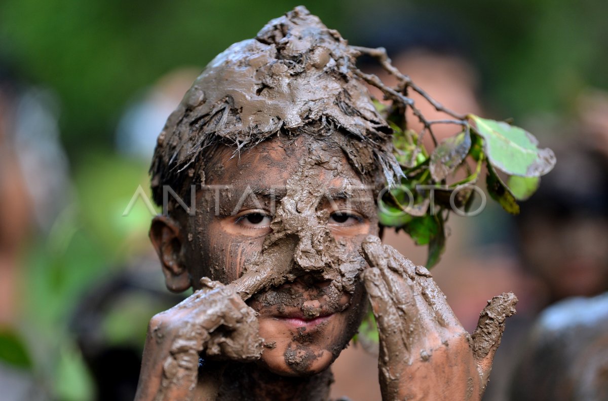 Tradisi Mebuug-Buugan | ANTARA Foto Tradisi Mebuug-Buugan | ANTARA Foto