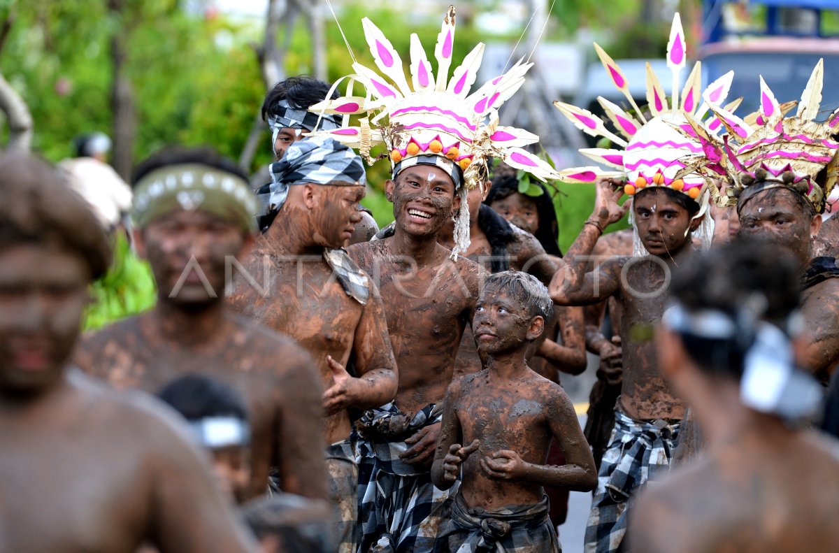 Tradisi Mebuug-Buugan di Bali | ANTARA Foto Tradisi Mebuug-Buugan di Bali | ANTARA Foto