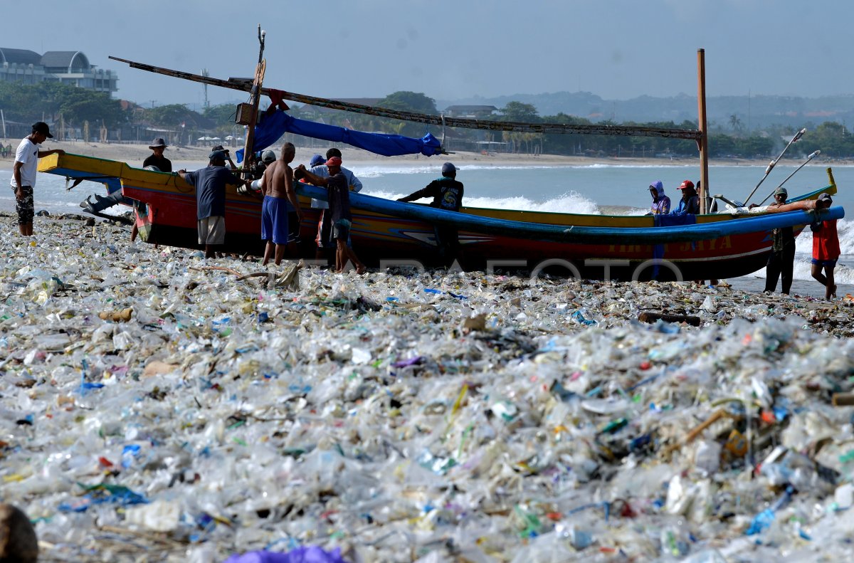 Sampah plastik di Pantai Kedonganan Bali | ANTARA Foto
