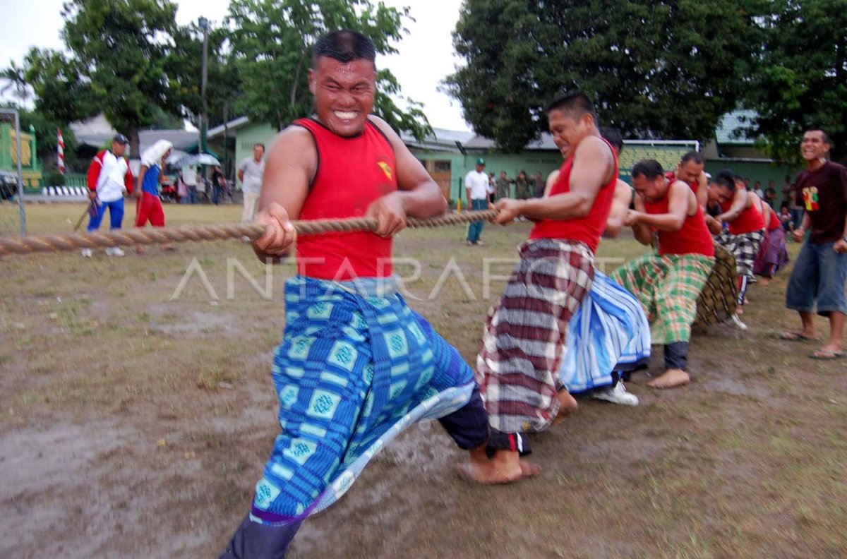 Tarik Tambang Antara Foto