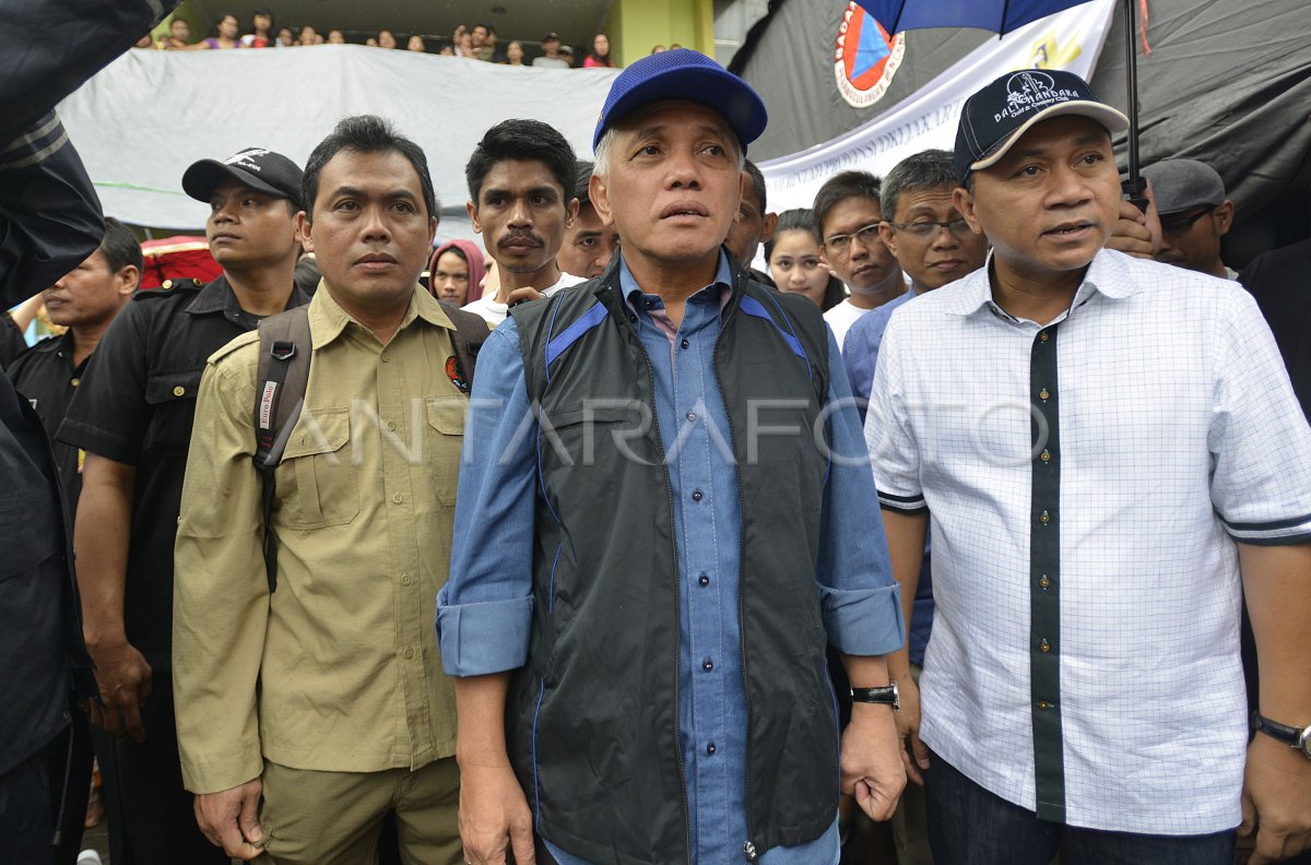 KUNJUNGI KORBAN BANJIR | ANTARA Foto
