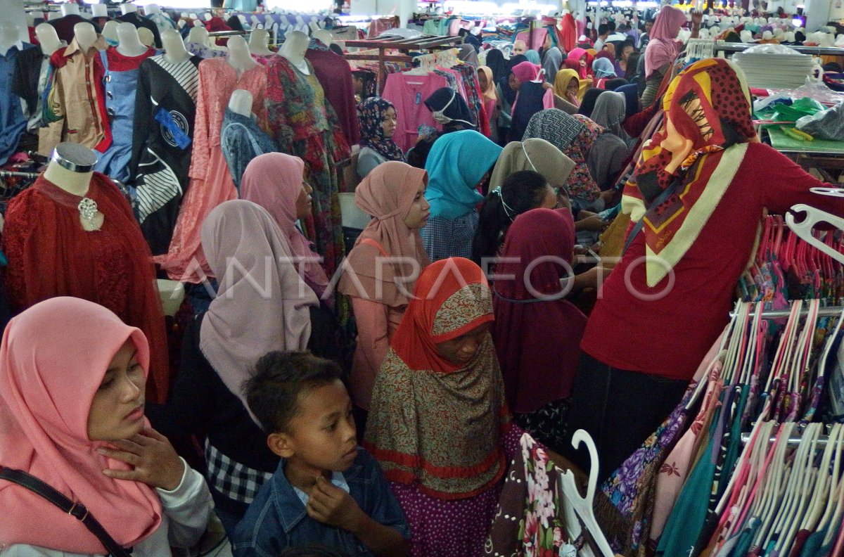 BELANJA KEBUTUHAN LEBARAN | ANTARA Foto