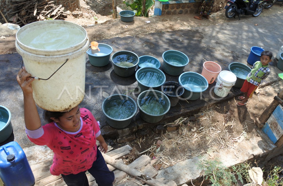 DISTRIBUSI AIR BERSIH | ANTARA Foto