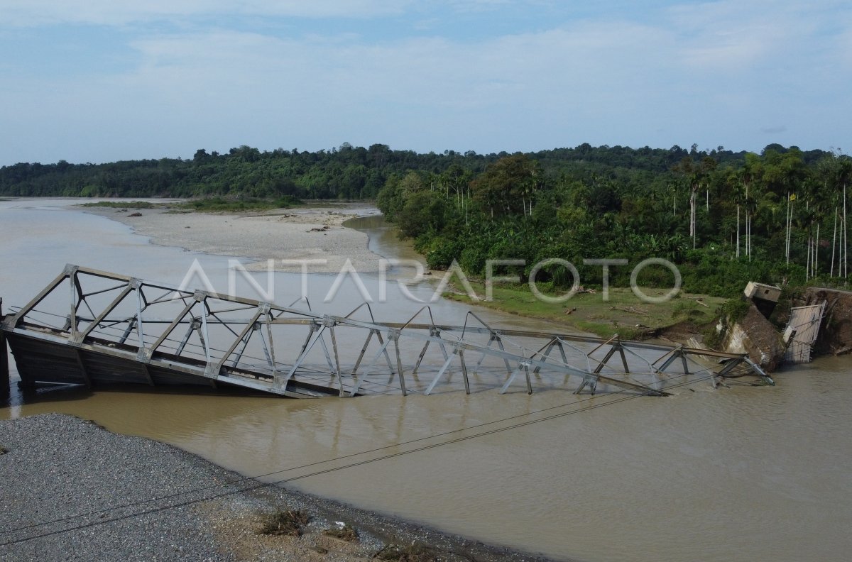 Jembatan rangka baja ambruk di Nagan Raya | ANTARA Foto Jembatan rangka baja ambruk di Nagan Raya | ANTARA Foto
