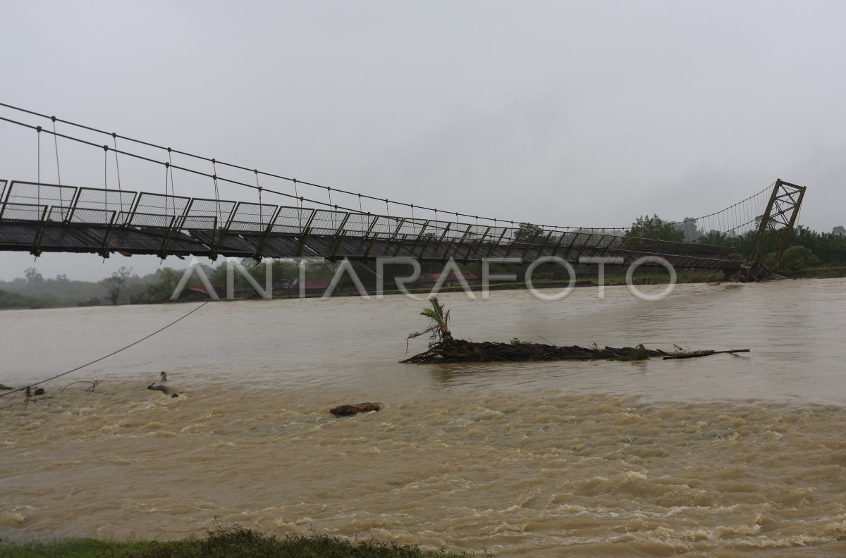 Jembatan gantung rusak akibat banjir | ANTARA Foto