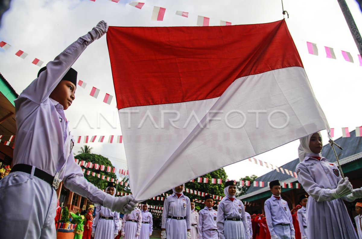 Upacara Hut Kemerdekaan RI di sekolah | ANTARA Foto