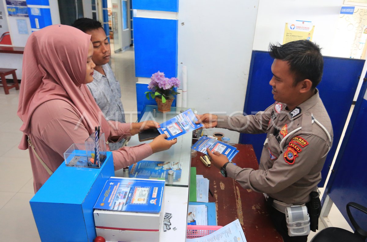 Dispensasi perpanjangan SIM di Aceh Barat | ANTARA Foto Dispensasi perpanjangan SIM di Aceh Barat | ANTARA Foto