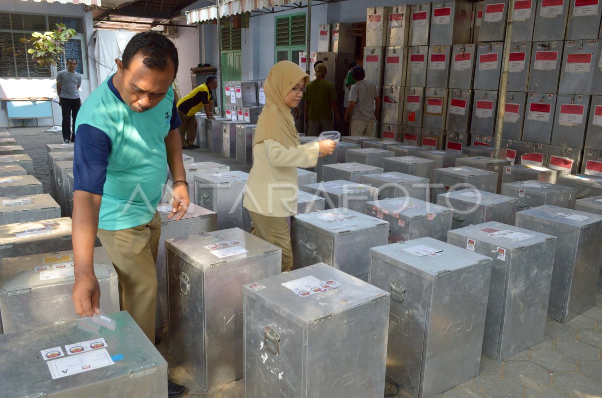 PEMBUKAAN ULANG KOTAK SUARA | ANTARA Foto PEMBUKAAN ULANG KOTAK SUARA | ANTARA Foto