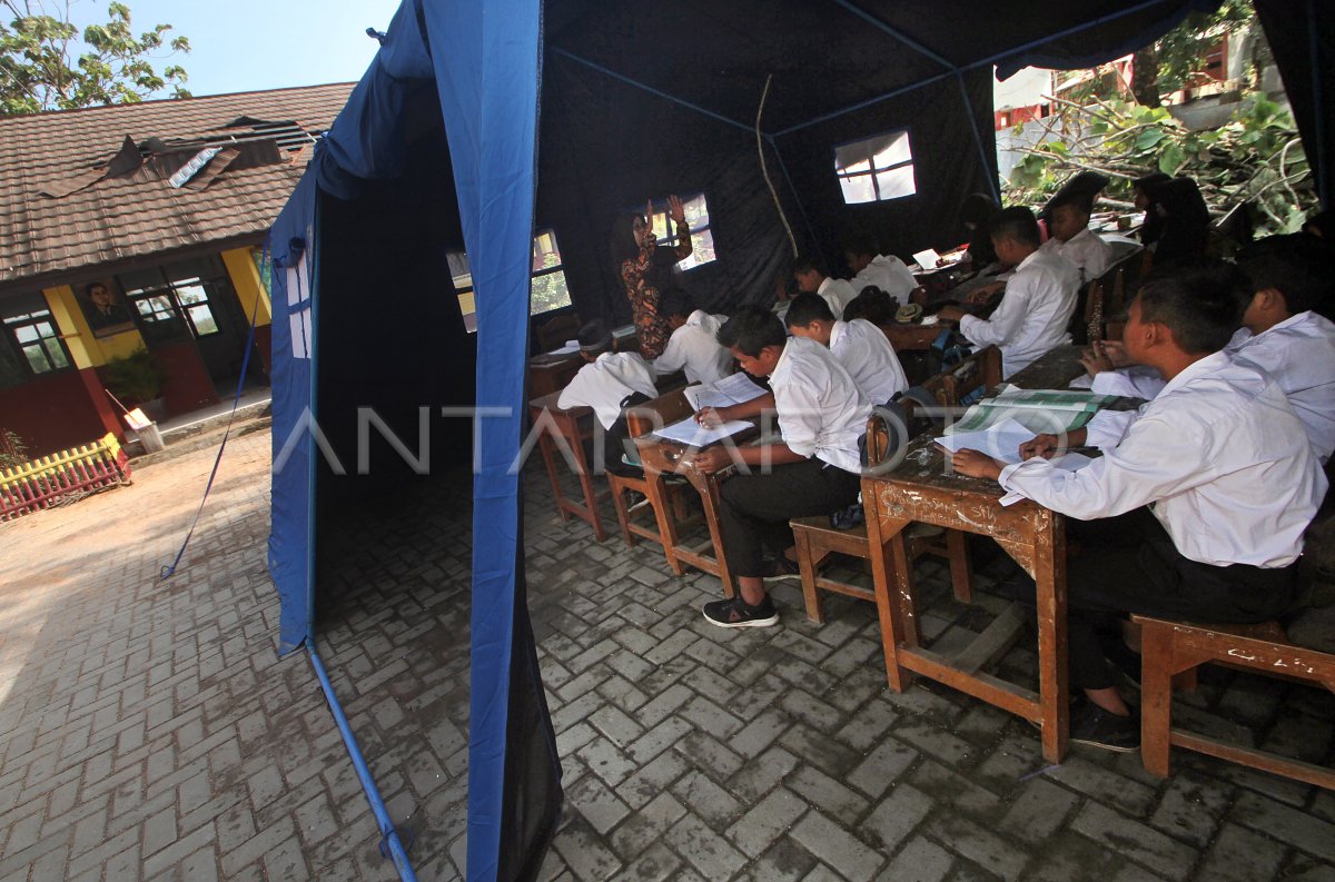 SISWA BELAJAR DI TENDA | ANTARA Foto