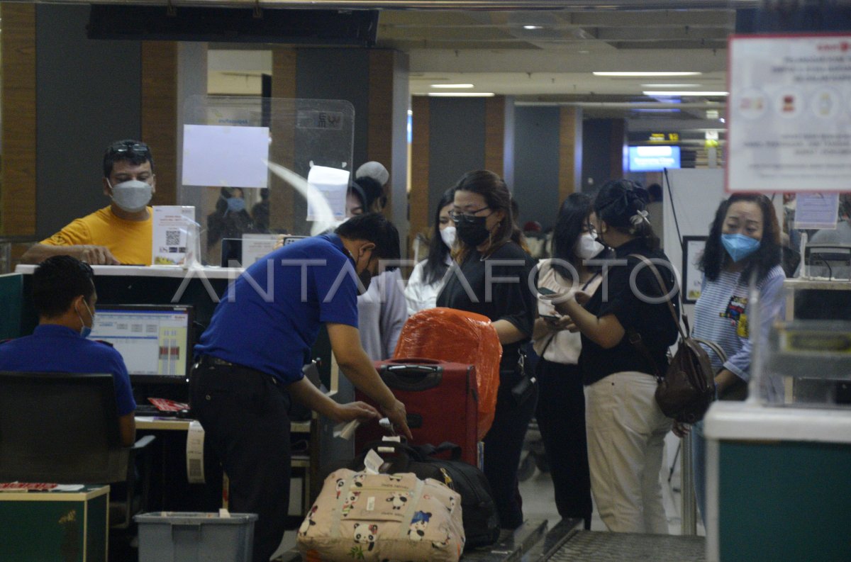 PEMUDIK BANDARA INTERNASIONAL SULTAN HASANUDDIN | ANTARA Foto