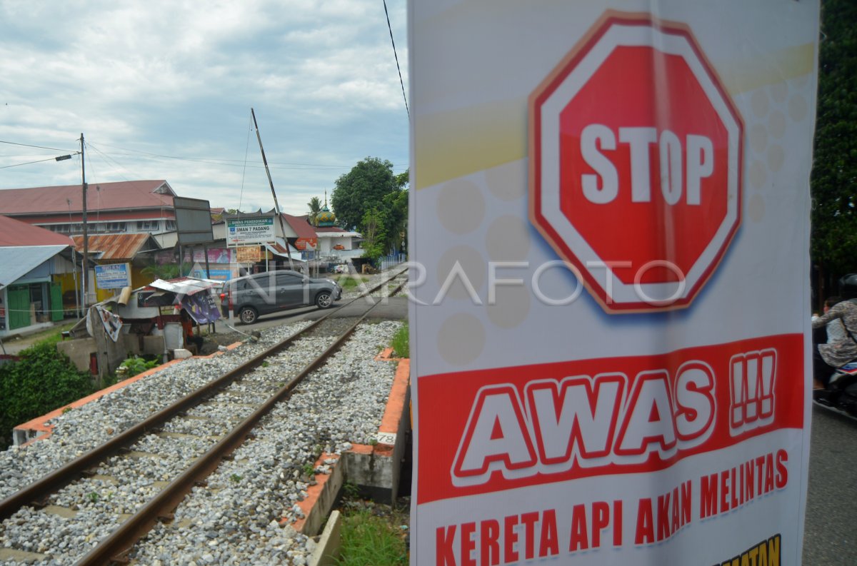 IMBAUAN KESELAMATAN PERLINTASAN KA | ANTARA Foto