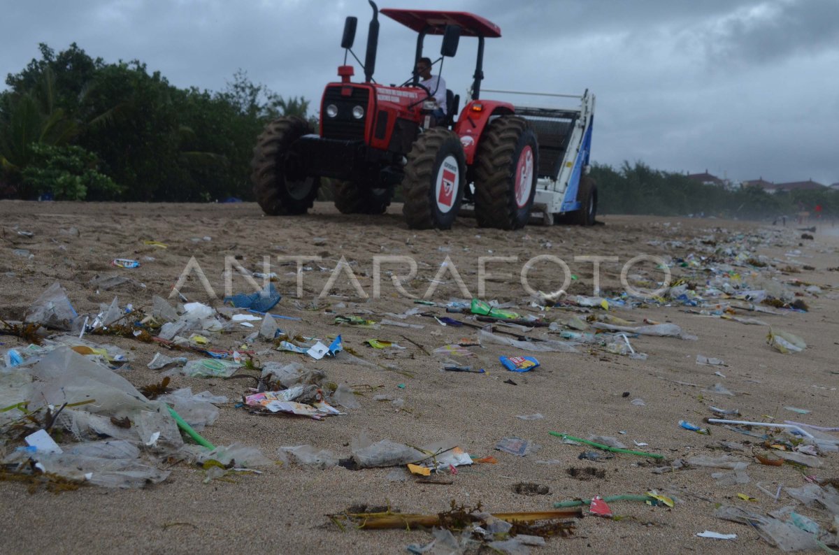 SAMPAH PANTAI KUTA | ANTARA Foto