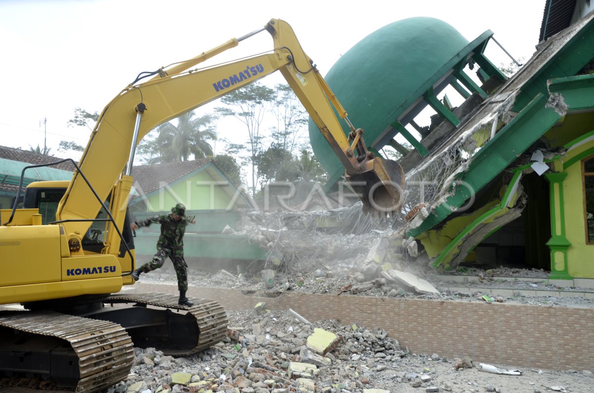 KERUSAKAN AKIBAT GEMPA | ANTARA Foto KERUSAKAN AKIBAT GEMPA | ANTARA Foto