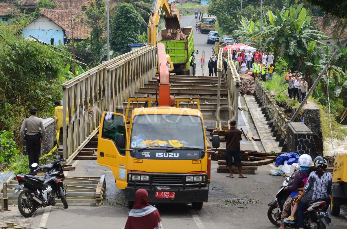 JEMBATAN DARURAT CIBARUYAN | ANTARA Foto JEMBATAN DARURAT CIBARUYAN | ANTARA Foto