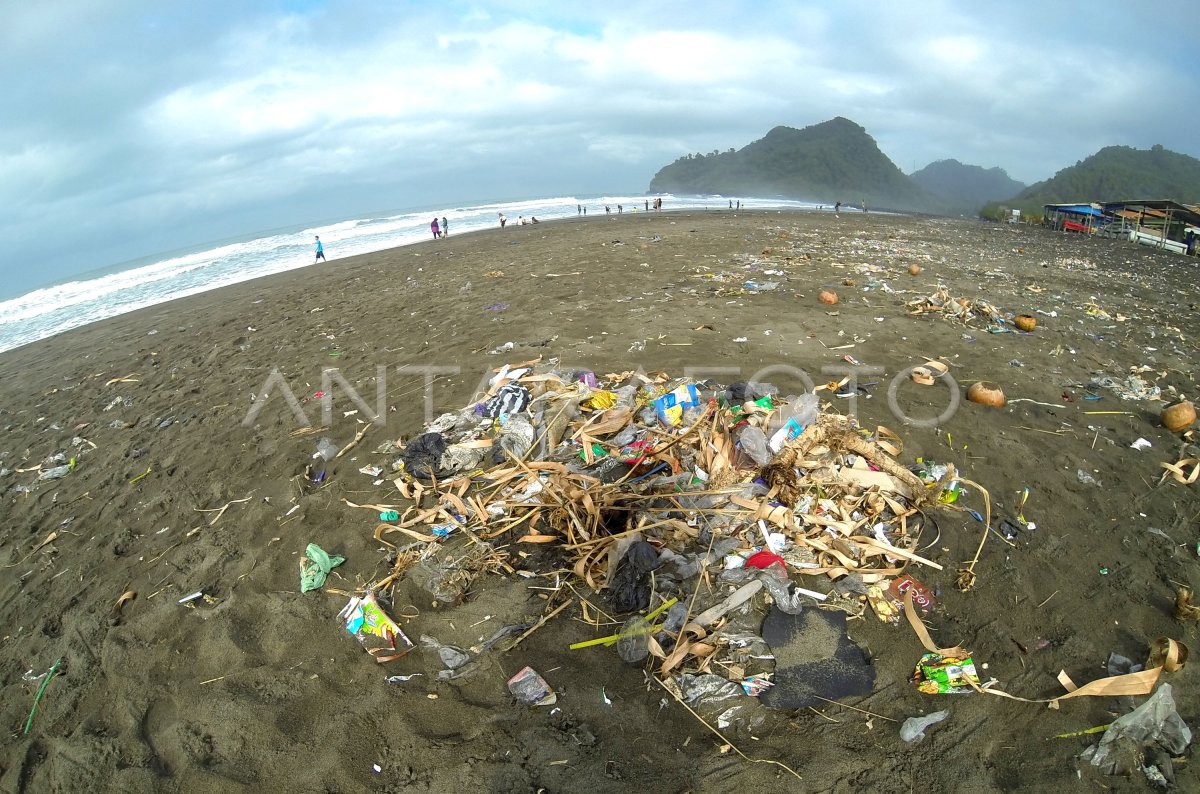 SAMPAH MENGGUNUNG DI PANTAI SUWUK | ANTARA Foto SAMPAH MENGGUNUNG DI PANTAI SUWUK | ANTARA Foto