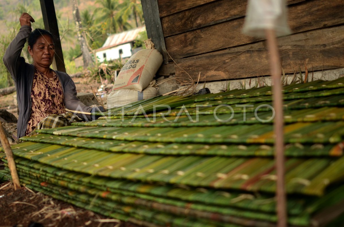 Perajin Atap Nipah Antara Foto