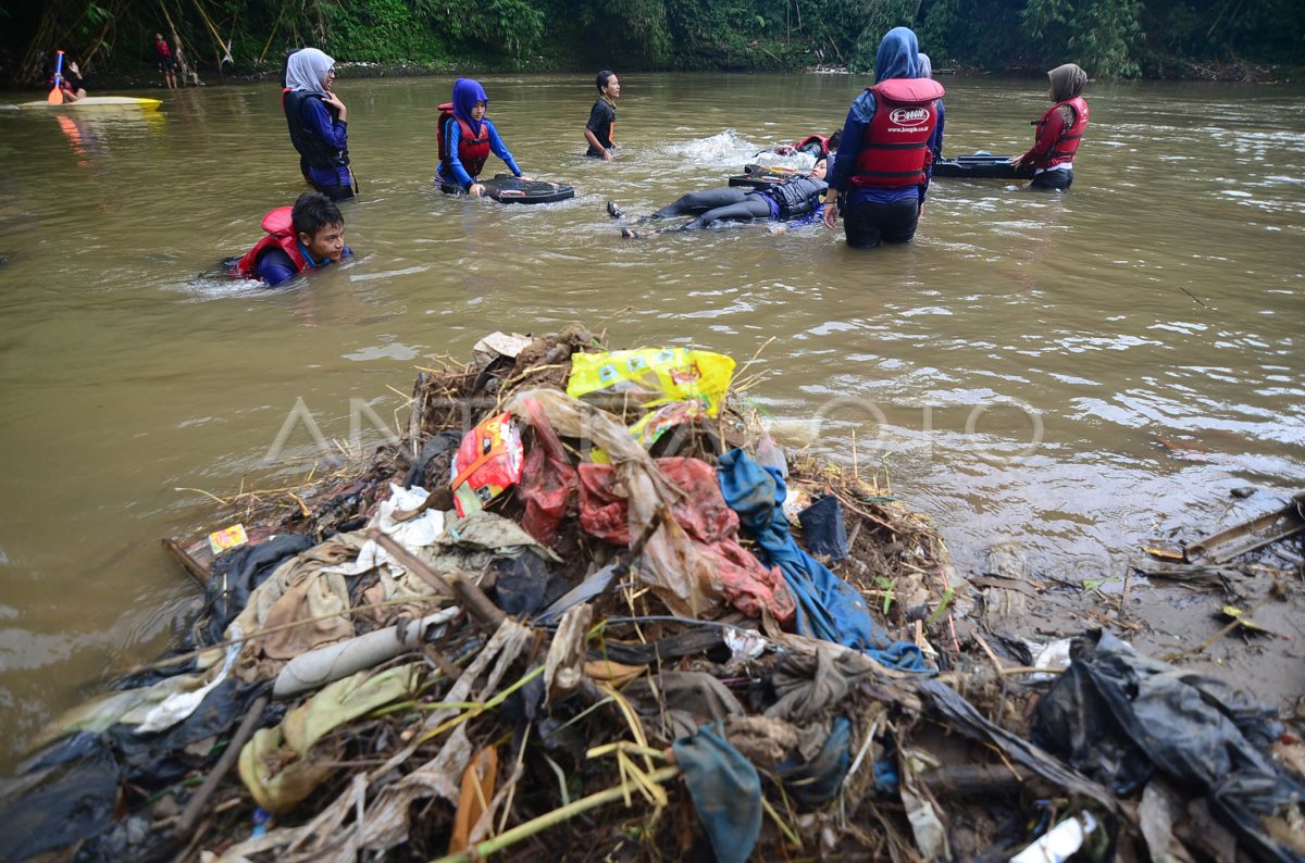 BERSIHKAN KALI CILIWUNG | ANTARA Foto