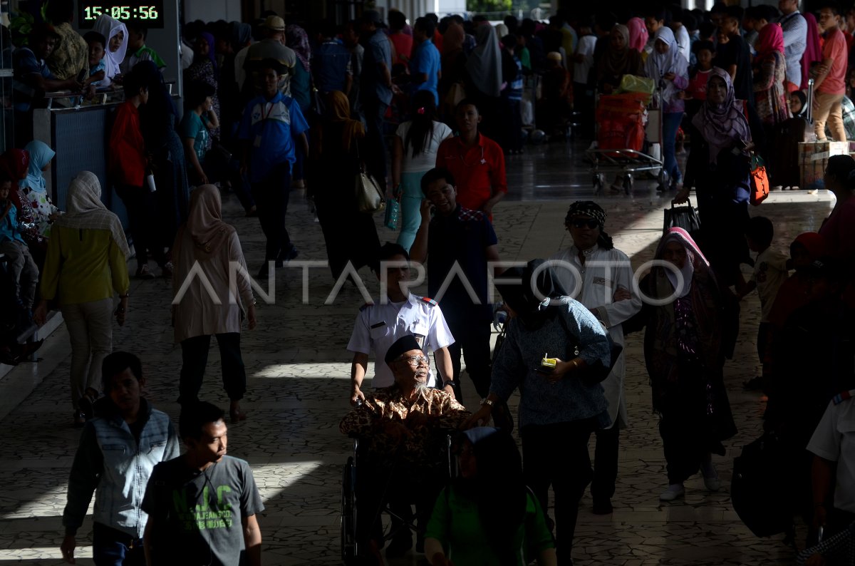 ARUS BALIK BANDARA MAKASSAR | ANTARA Foto