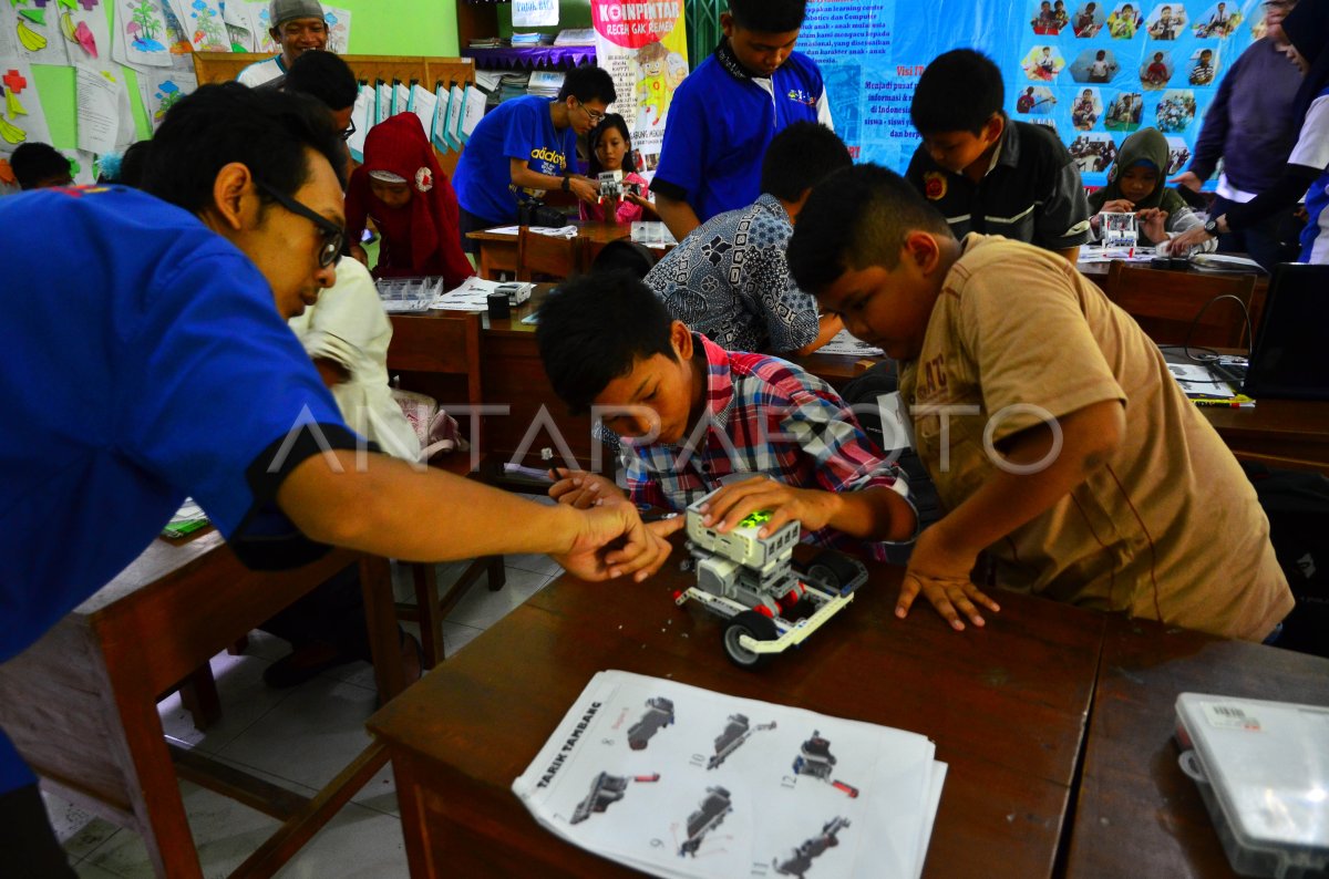 PENGENALAN ROBOTIKA | ANTARA Foto