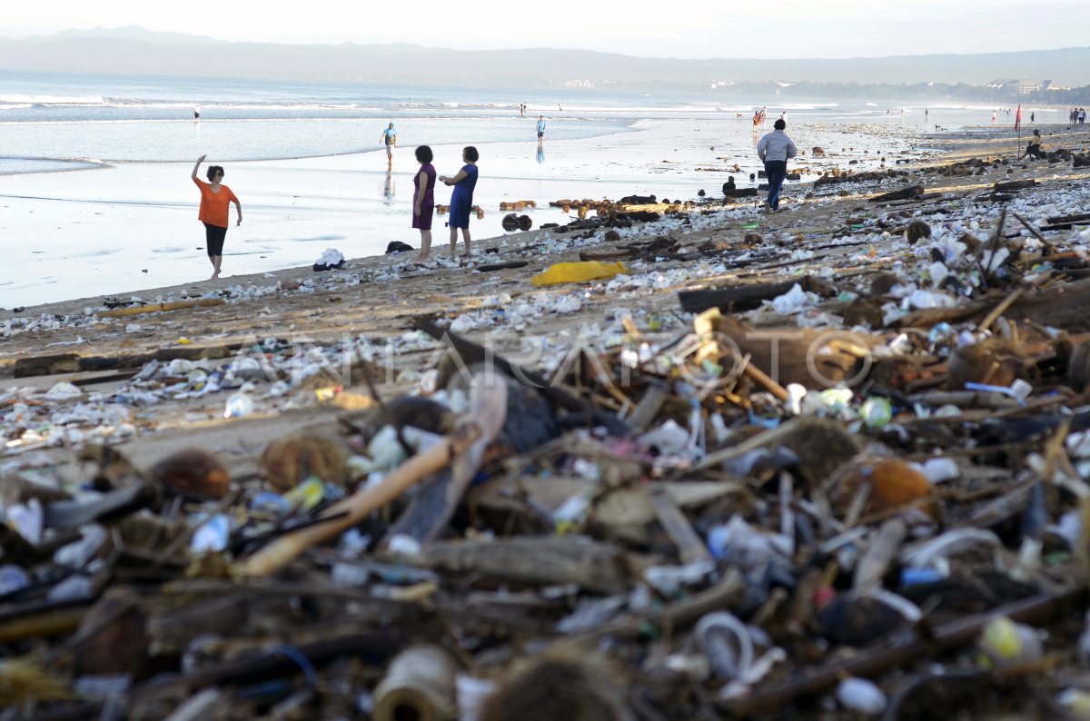 SAMPAH DI PANTAI KUTA | ANTARA Foto