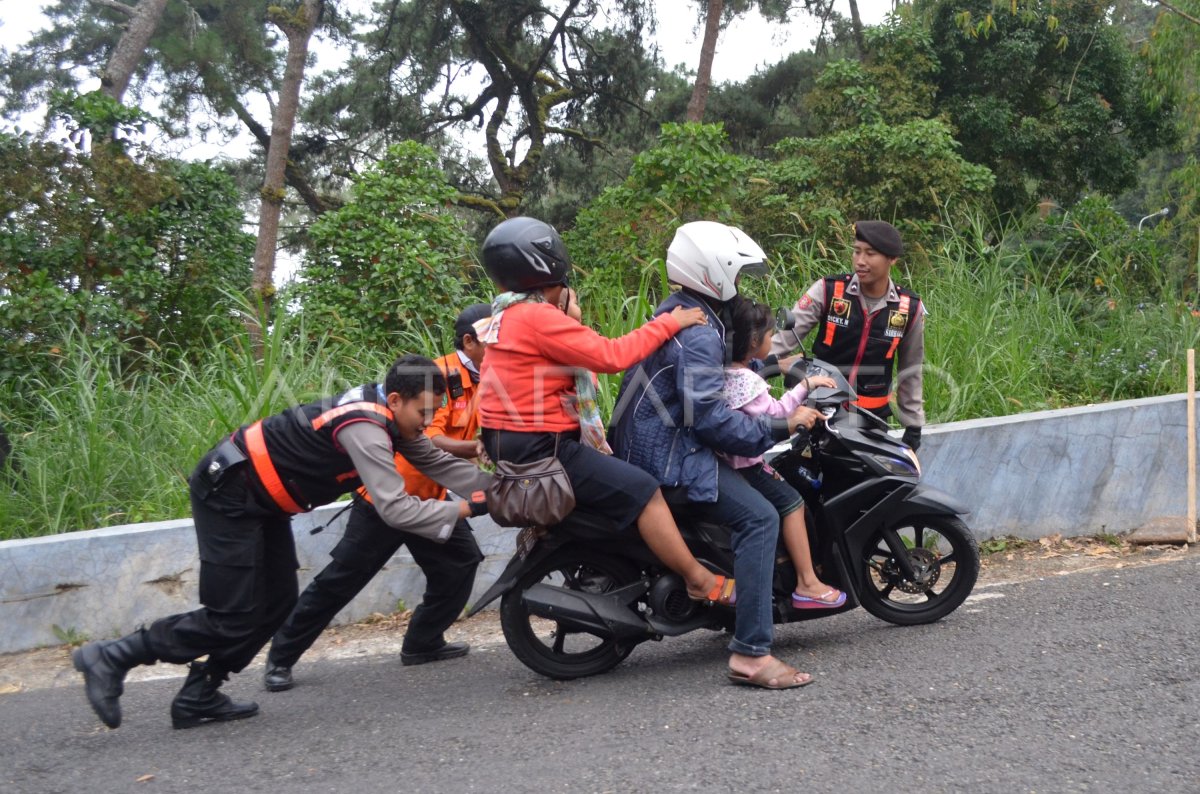 MEMBANTU PEMOTOR DI TANJAKAN CURAM | ANTARA Foto MEMBANTU PEMOTOR DI TANJAKAN CURAM | ANTARA Foto