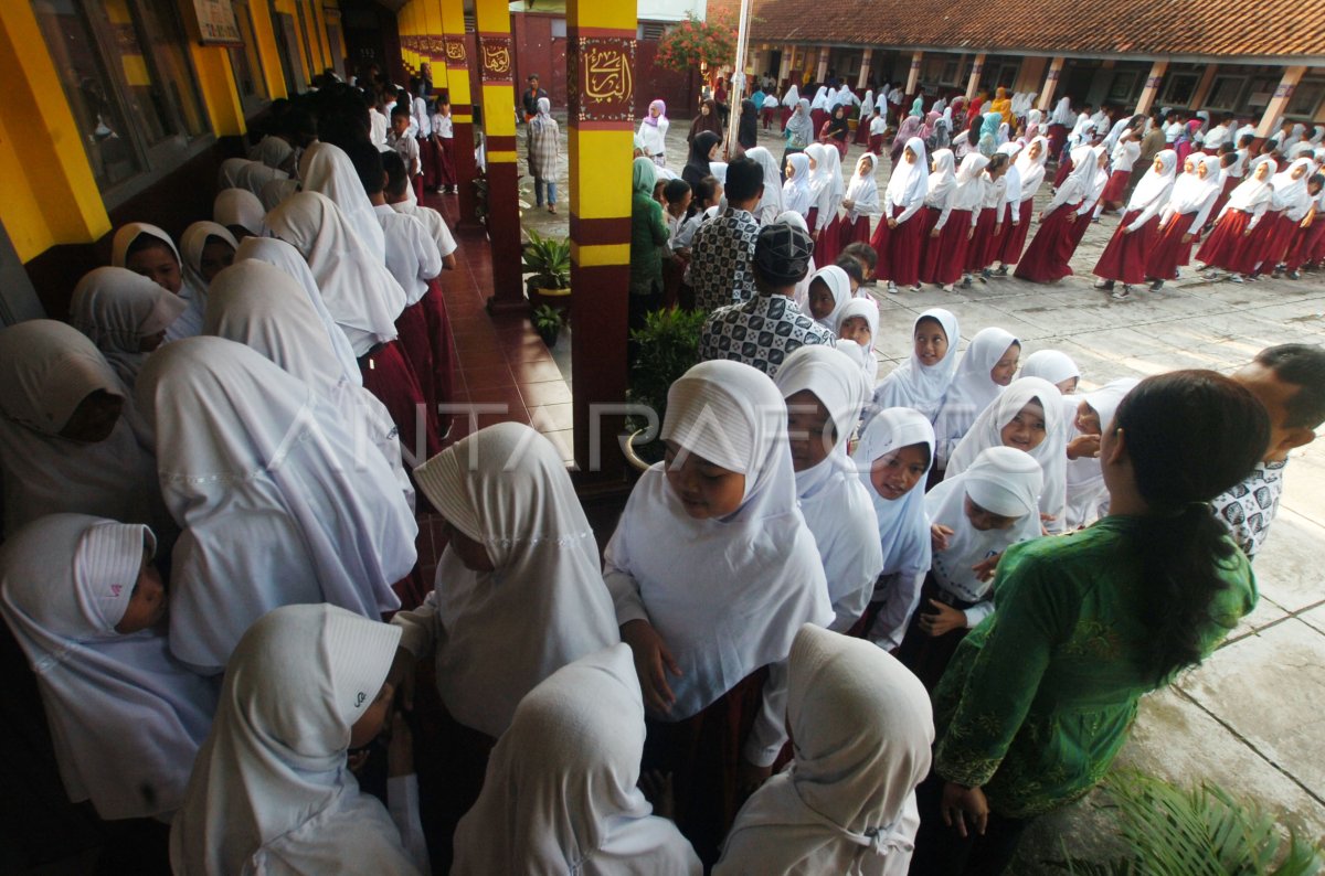 HARI PERTAMA MASUK SEKOLAH | ANTARA Foto HARI PERTAMA MASUK SEKOLAH | ANTARA Foto