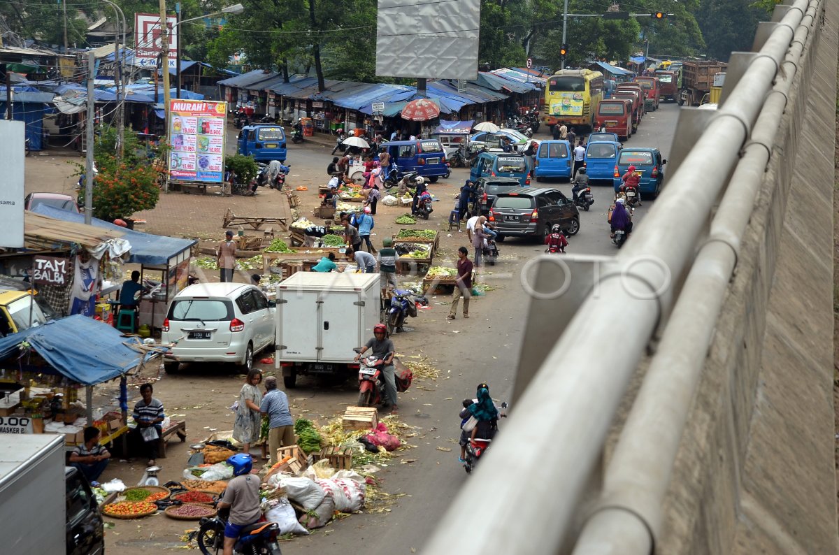 BERJUALAN DI BAHU JALAN | ANTARA Foto BERJUALAN DI BAHU JALAN | ANTARA Foto