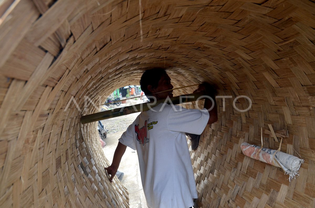 KERAJINAN ANYAMAN BAMBU | ANTARA Foto