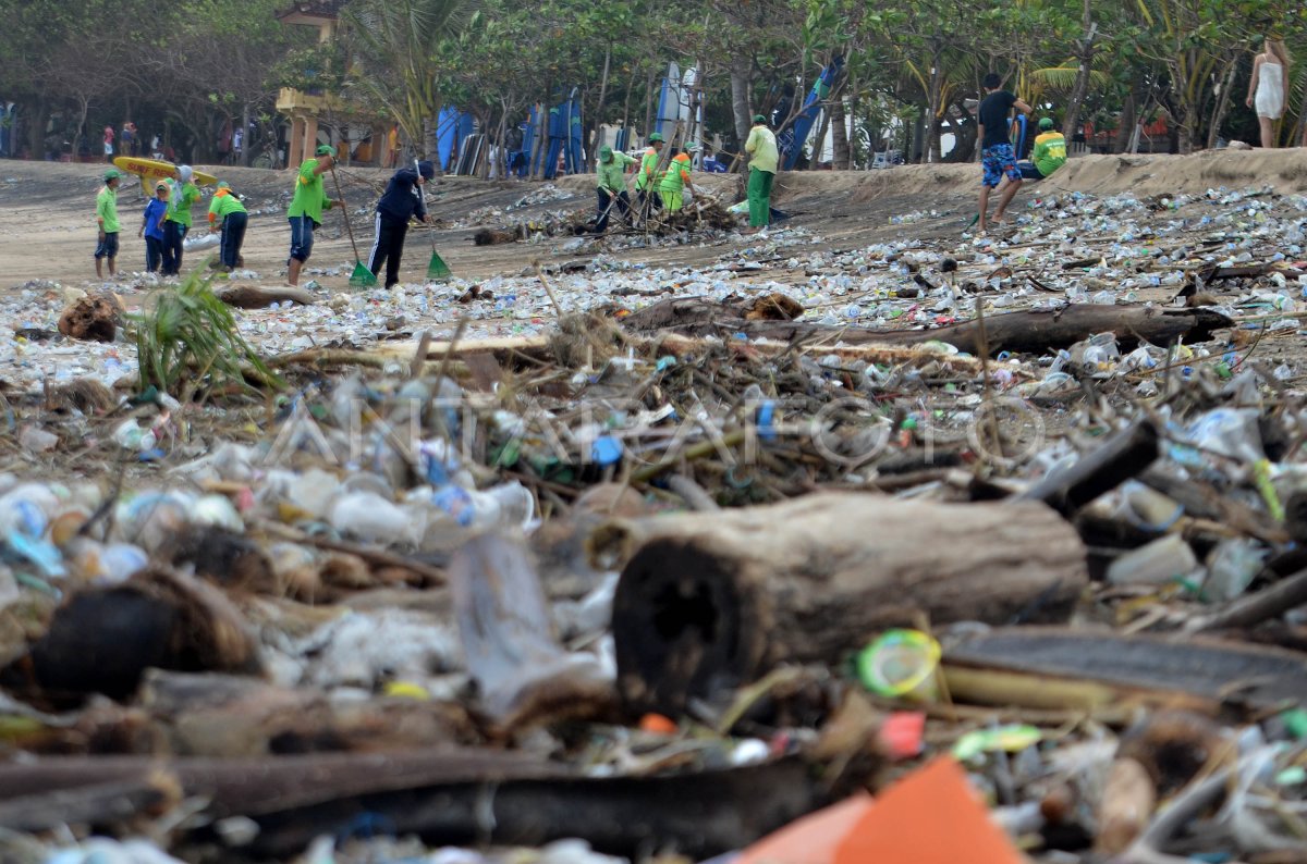 SAMPAH PANTAI KUTA | ANTARA Foto