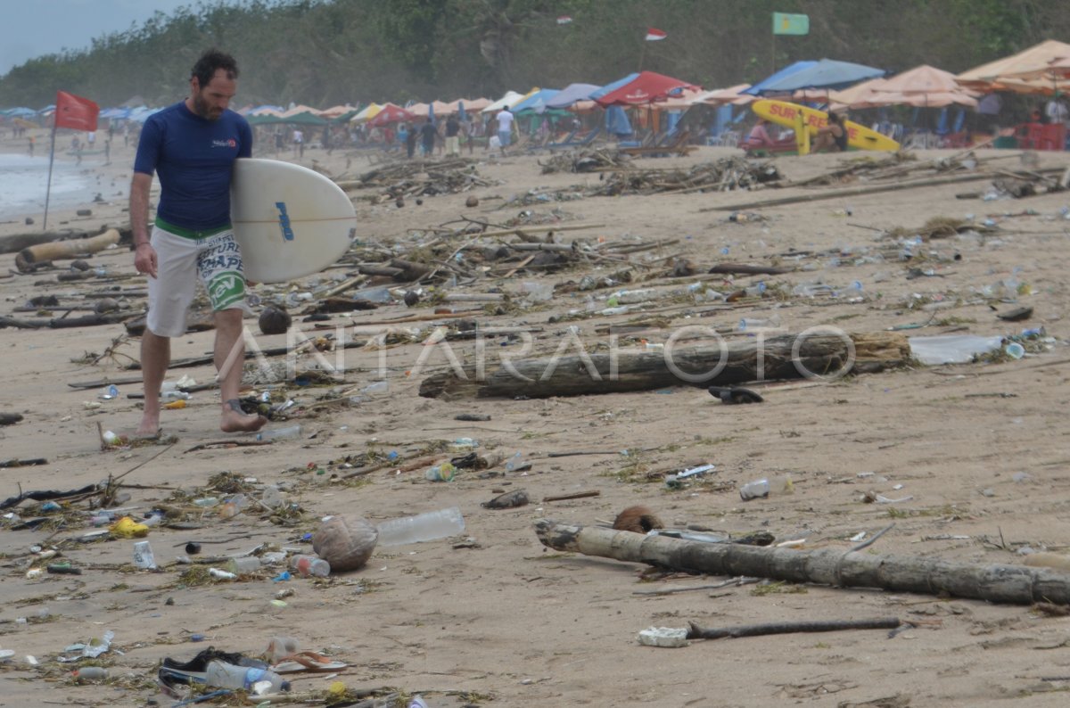 SAMPAH PENUHI PANTAI KUTA | ANTARA Foto