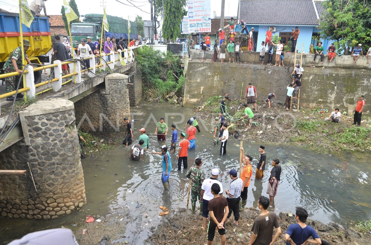 SANTRI BERSIHKAN SUNGAI | ANTARA Foto SANTRI BERSIHKAN SUNGAI | ANTARA Foto