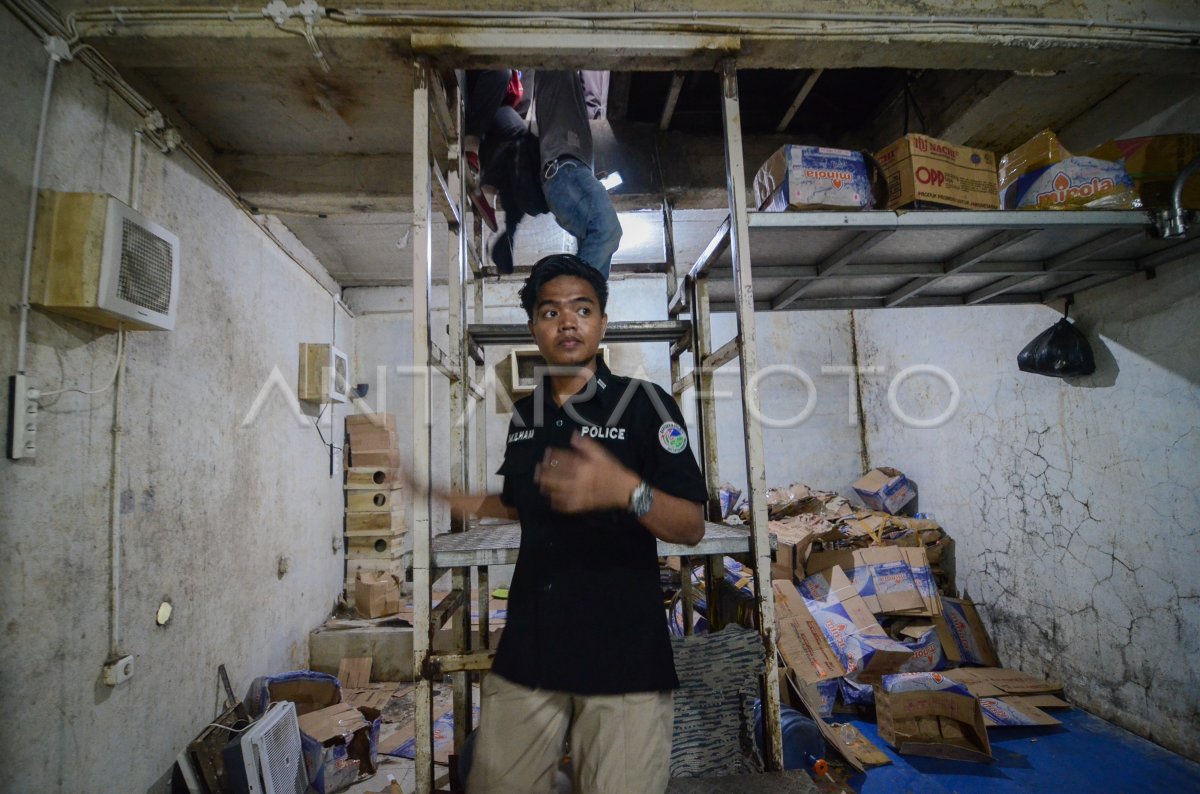 RUMAH PRODUKSI MIRAS OPLOSAN | ANTARA Foto RUMAH PRODUKSI MIRAS OPLOSAN | ANTARA Foto