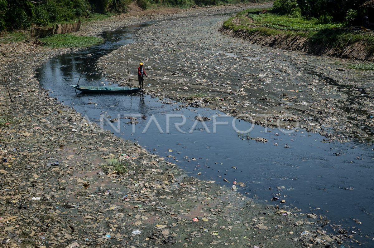 VOLUME SAMPAH SUNGAI CITARUM | ANTARA Foto