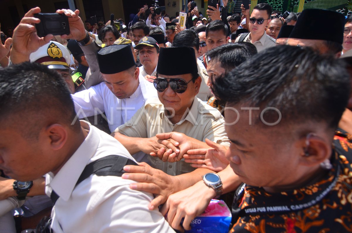 PRABOWO ZIARAHI MAKAM ABAH ANOM | ANTARA Foto