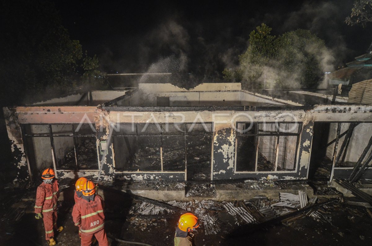 KEBAKARAN MESS KARYAWAN | ANTARA Foto