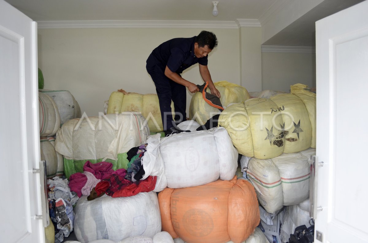 BEA CUKAI SITA BAL PAKAIAN BEKAS | ANTARA Foto