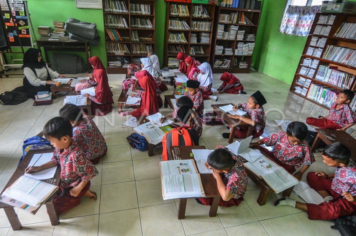 KEGIATAN BELAJAR MENGAJAR DI LANTAI SEKOLAH | ANTARA Foto