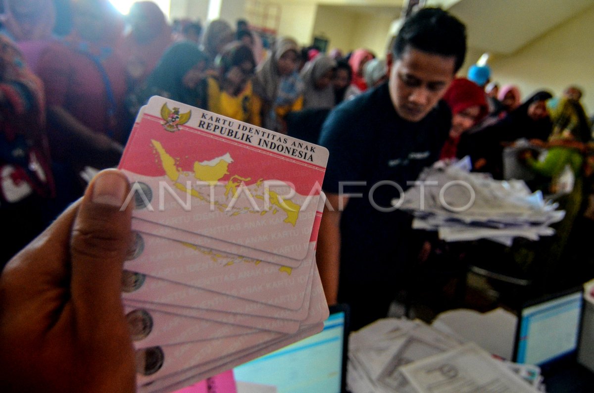 PEMBUATAN KARTU IDENTITAS ANAK | ANTARA Foto PEMBUATAN KARTU IDENTITAS ANAK | ANTARA Foto