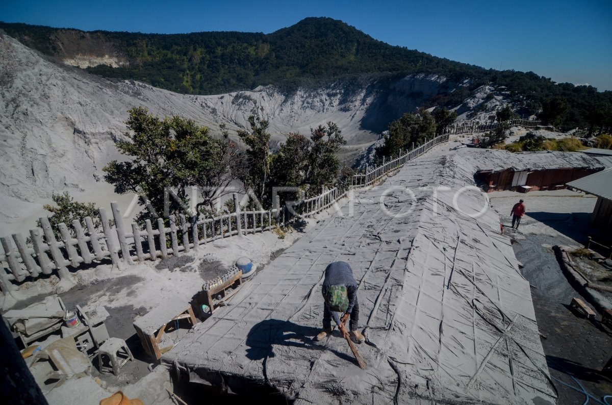 WISATA GUNUNG TANGKUBAN PARAHU BELUM DIBUKA | ANTARA Foto WISATA GUNUNG TANGKUBAN PARAHU BELUM DIBUKA | ANTARA Foto
