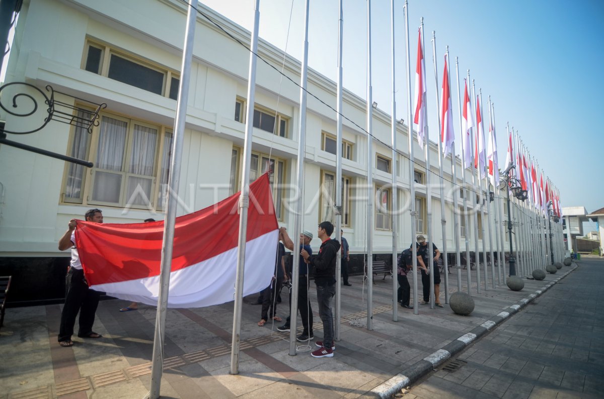 PEMASANGAN BENDERA DI GEDUNG MERDEKA | ANTARA Foto