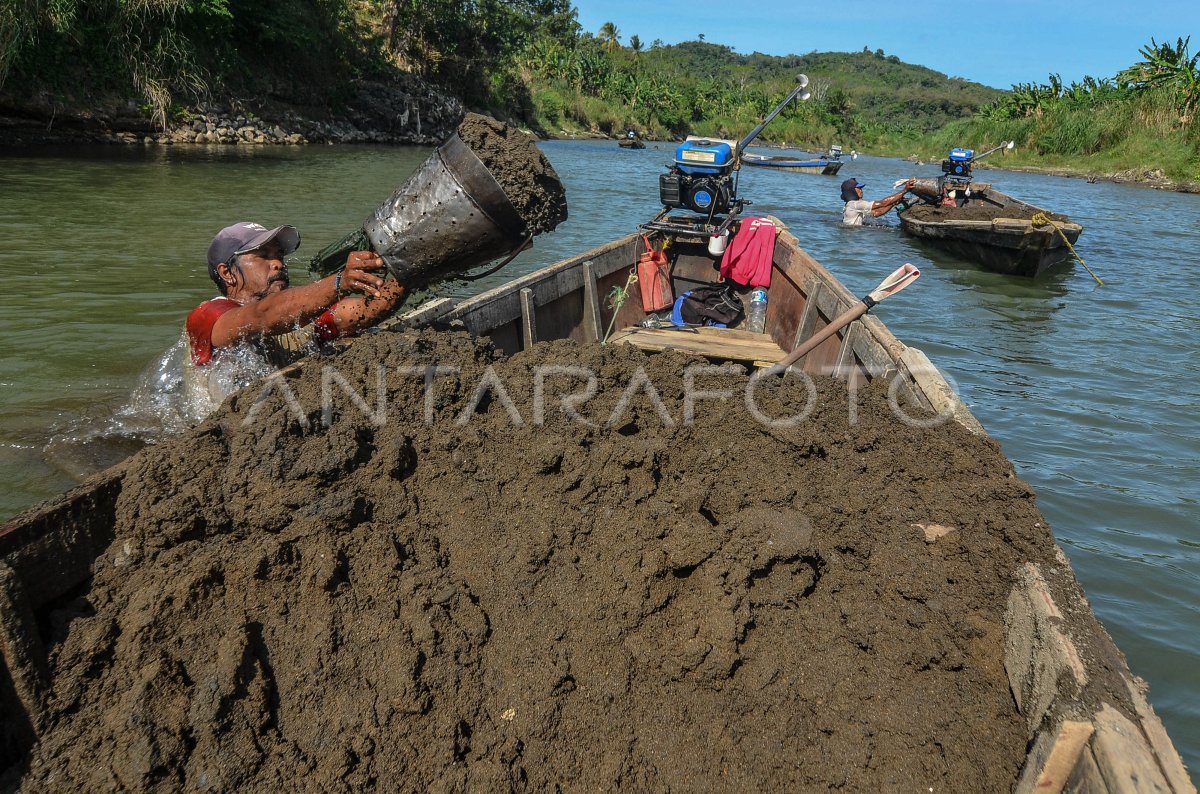 TAMBANG PASIR TRADISIONAL SUNGAI CITANDUY | ANTARA Foto