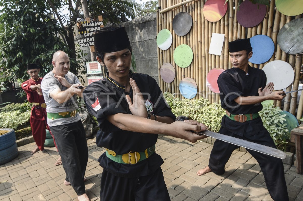 PENCAK SILAT GOLOK TERBANG | ANTARA Foto