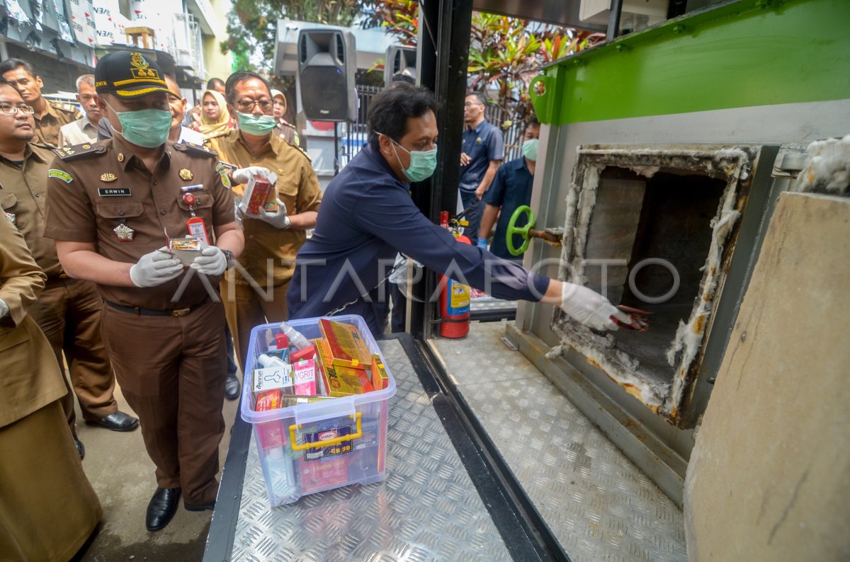 PEMUSNAHAN PRODUK ILEGAL | ANTARA Foto