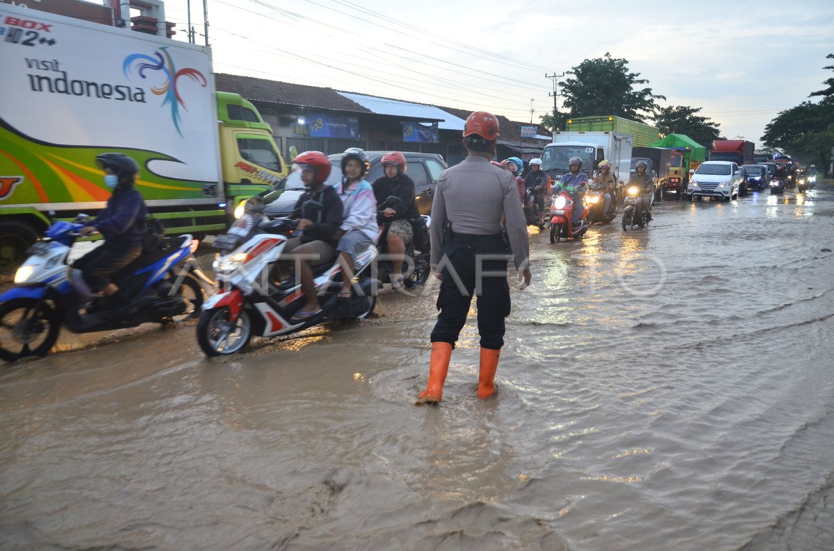 JALAN PANTURA TERGENANG BANJIR | ANTARA Foto
