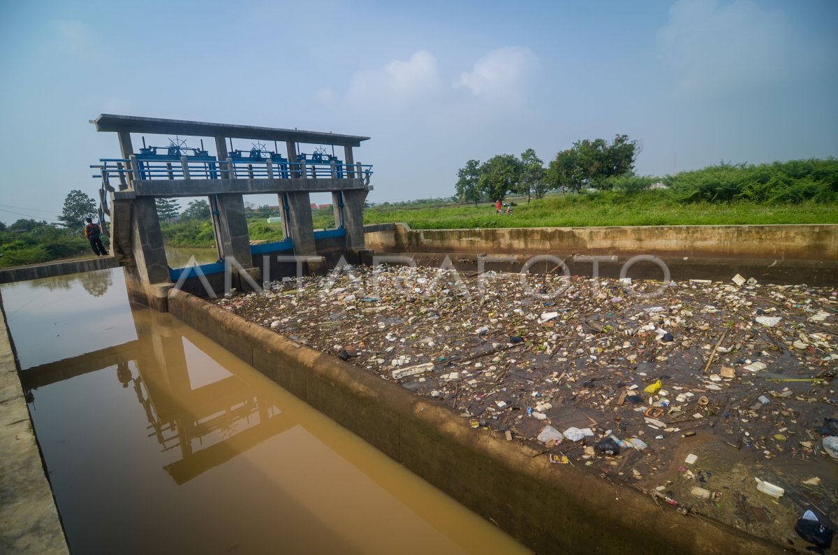 SAMPAH DI SUNGAI CIKERUH | ANTARA Foto