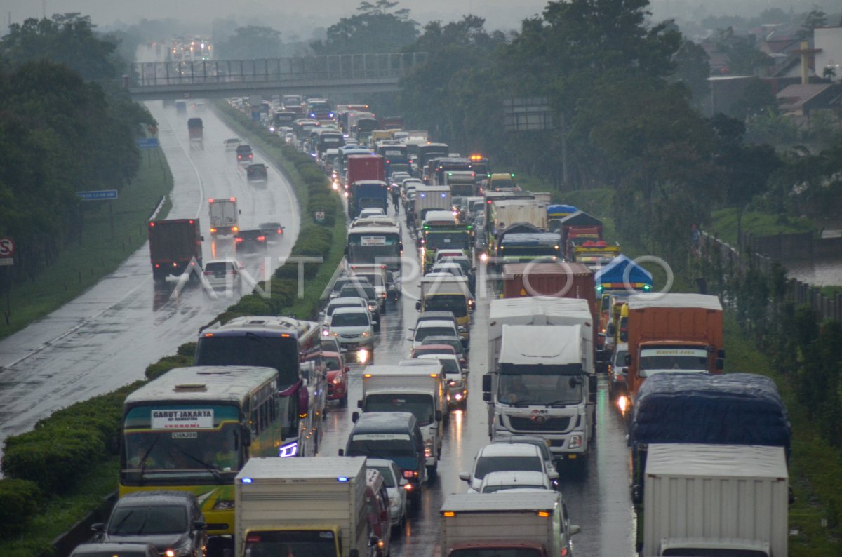 KEMACETAN GERBANG KELUAR TOL CILEUNYI | ANTARA Foto