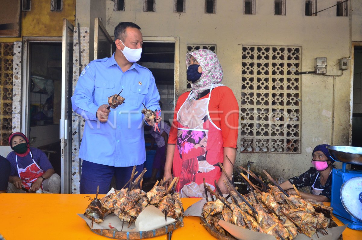 PENYALURAN PINJAMAN MODAL BAGI NELAYAN | ANTARA Foto PENYALURAN PINJAMAN MODAL BAGI NELAYAN | ANTARA Foto